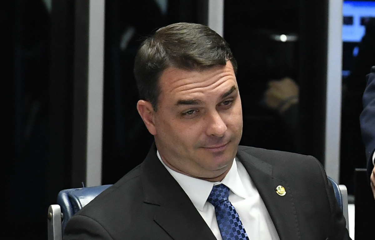 Cai mais uma mentira de Flávio. Filme de Bolsonaro drenou milhões em ...