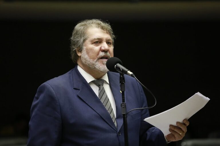 “É o mesmo que amarrar cachorro com linguiça", diz Renildo sobre Salles ...